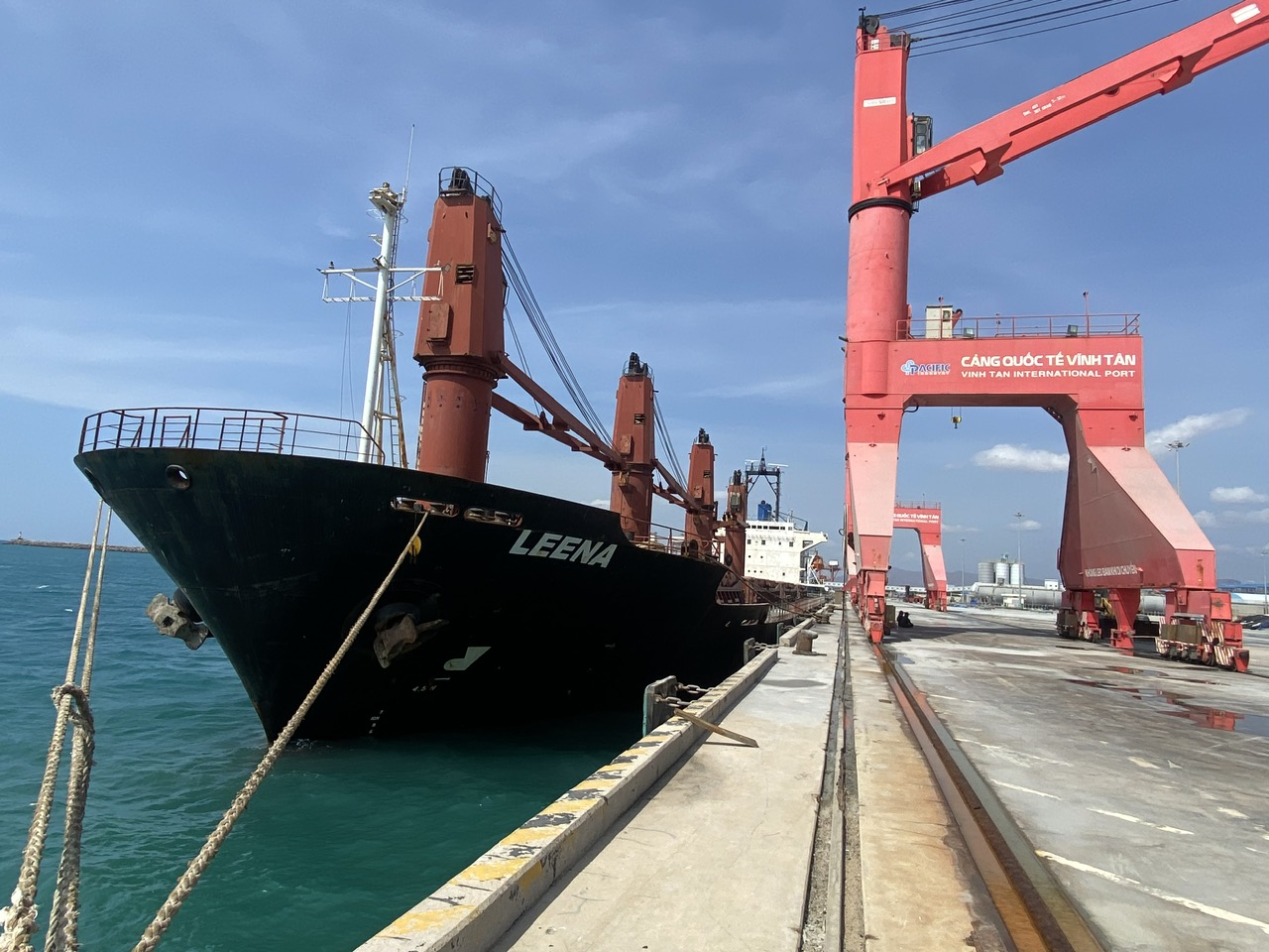 MV. LEENA LOADING FLY ASH WET FROM VINH TAN TO THAILAND